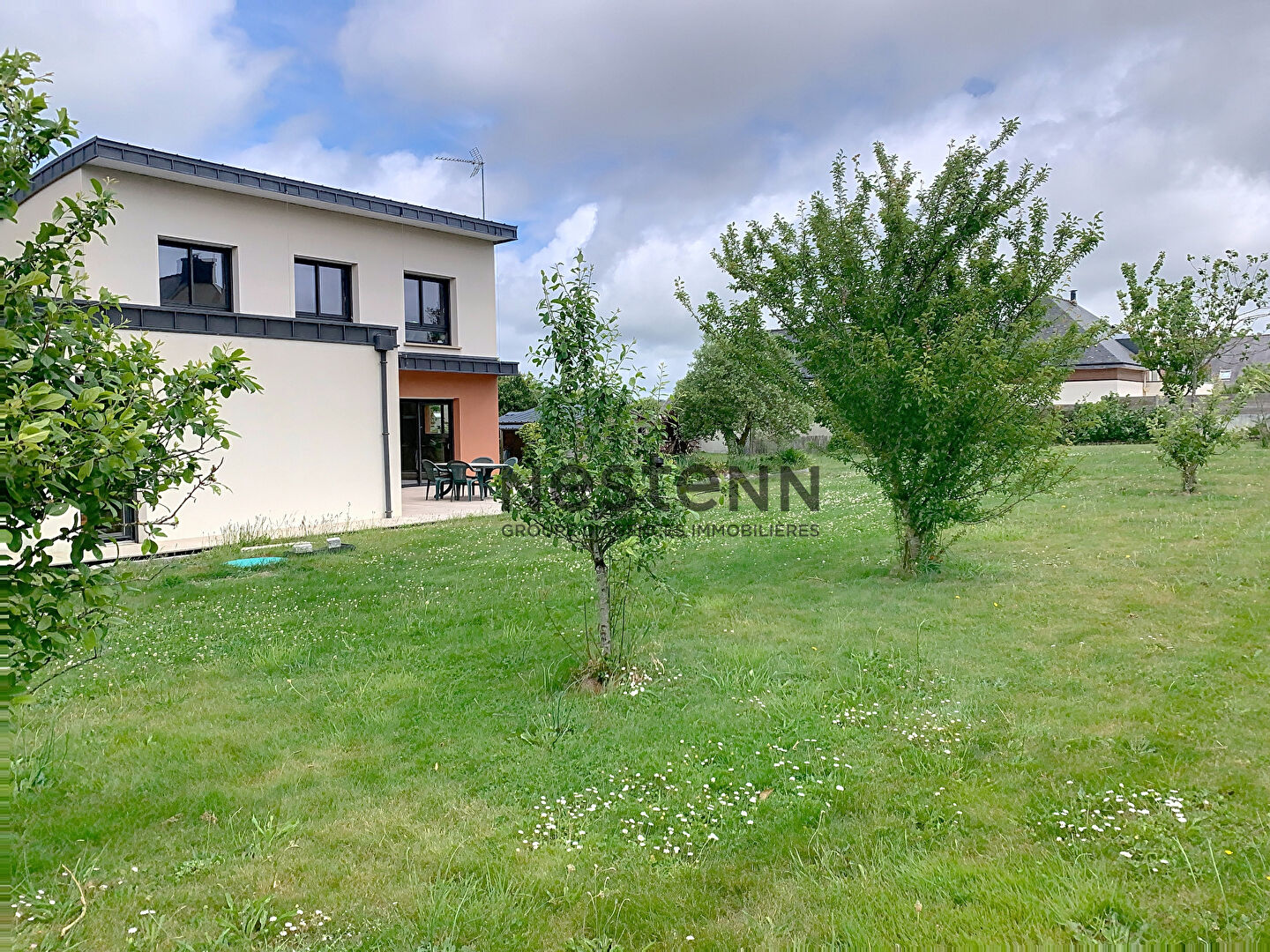 Maison contemporaine avec plus de 1 000 m² de terrain à vendre sur la ...