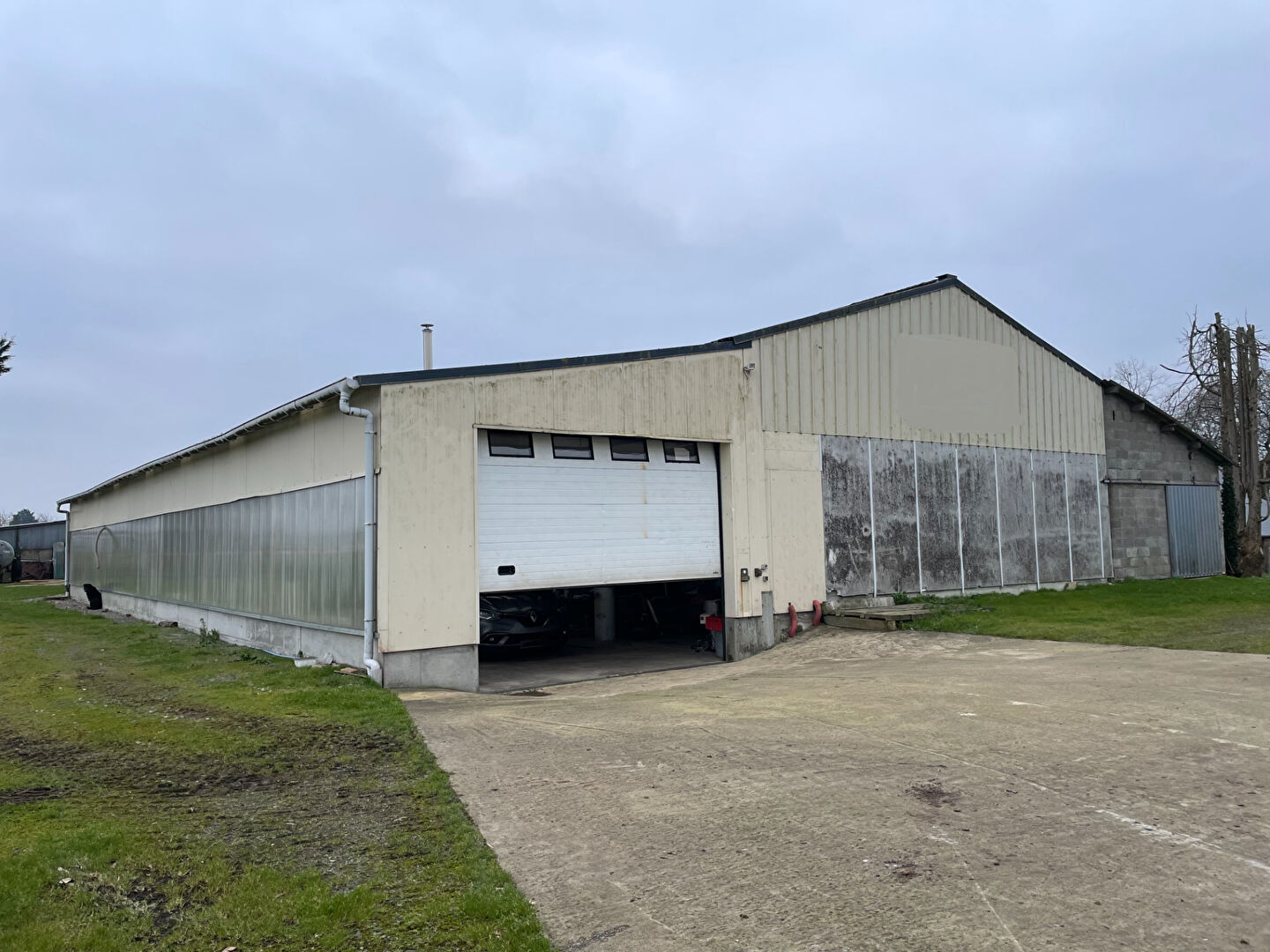 Batiment 500 m2, sur env 2100 m2 de terrain.