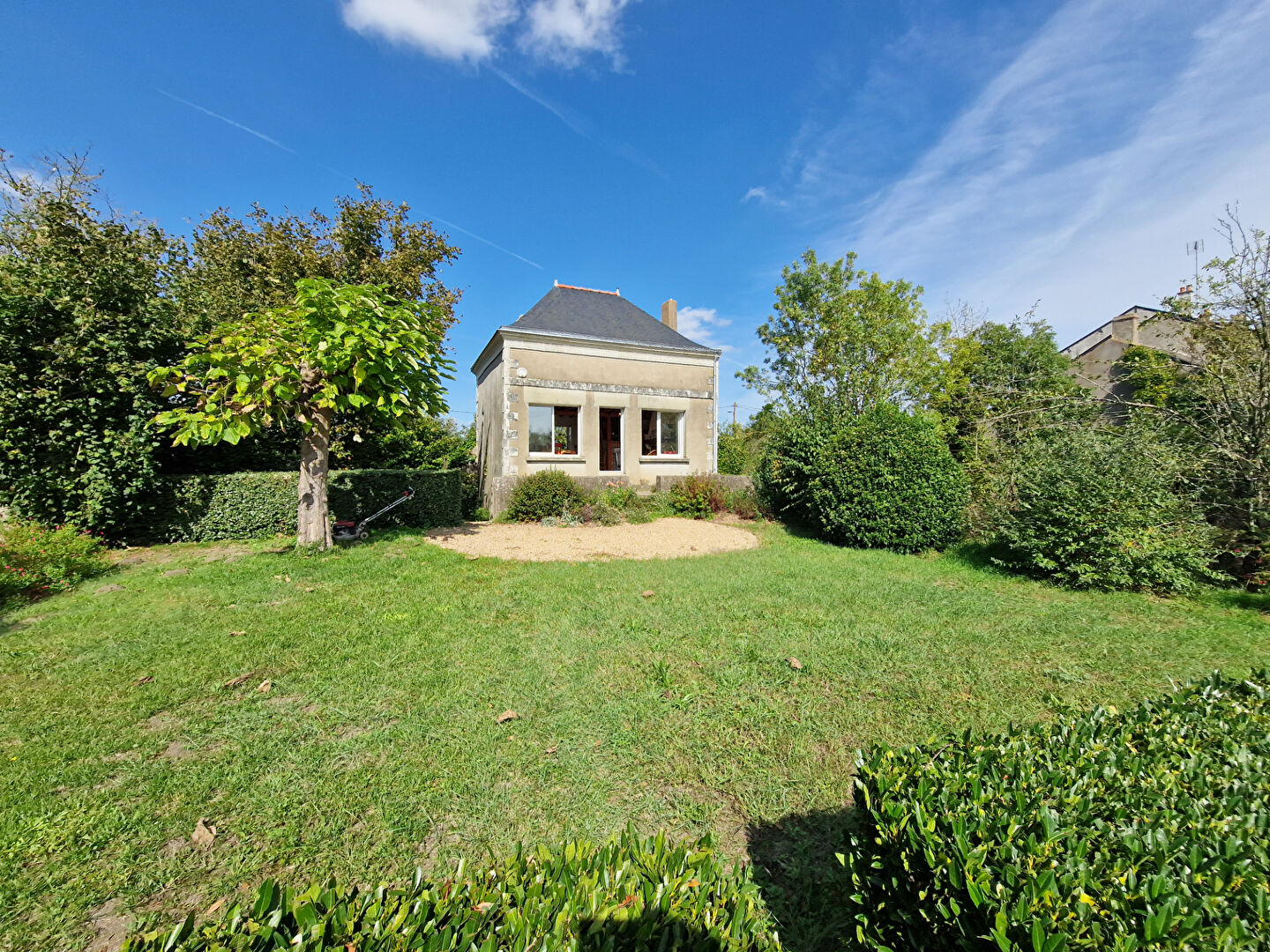 Maison a vendre, bord de Loire, vue sur Loire, jardin arbore.