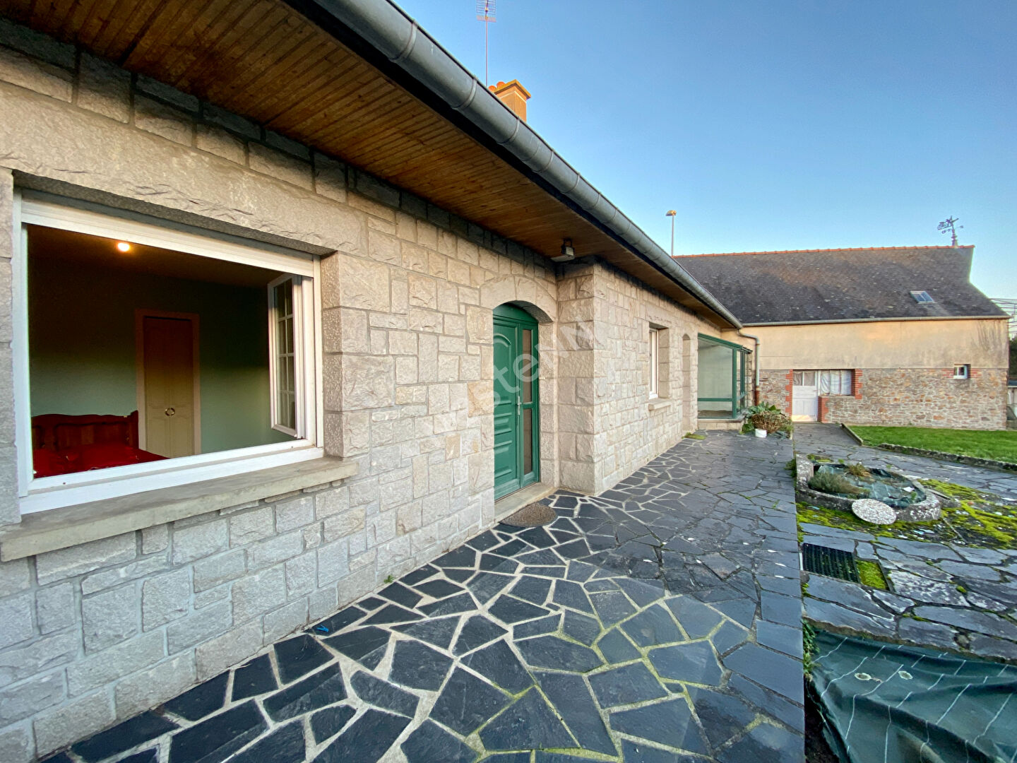 A vendre grande maison d'habitation dans le bourg de Bazouges La Perouse