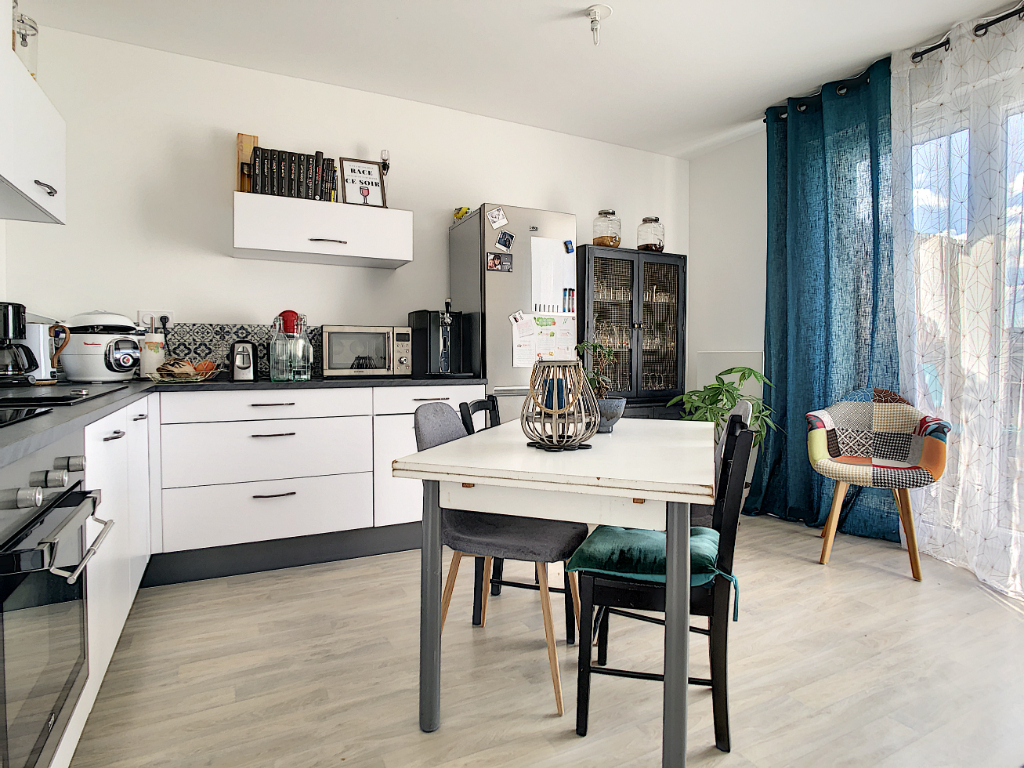 A vendre. Angers Les hauts de Saint Aubin. Appartement type 2. Dernier ...