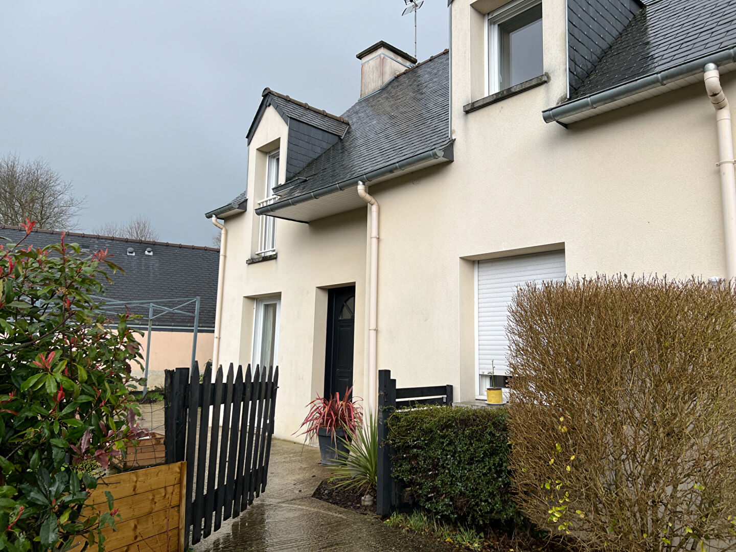 A louer Maison sur Dinan-Lehon trois chambres , garage , terrain de 200m2