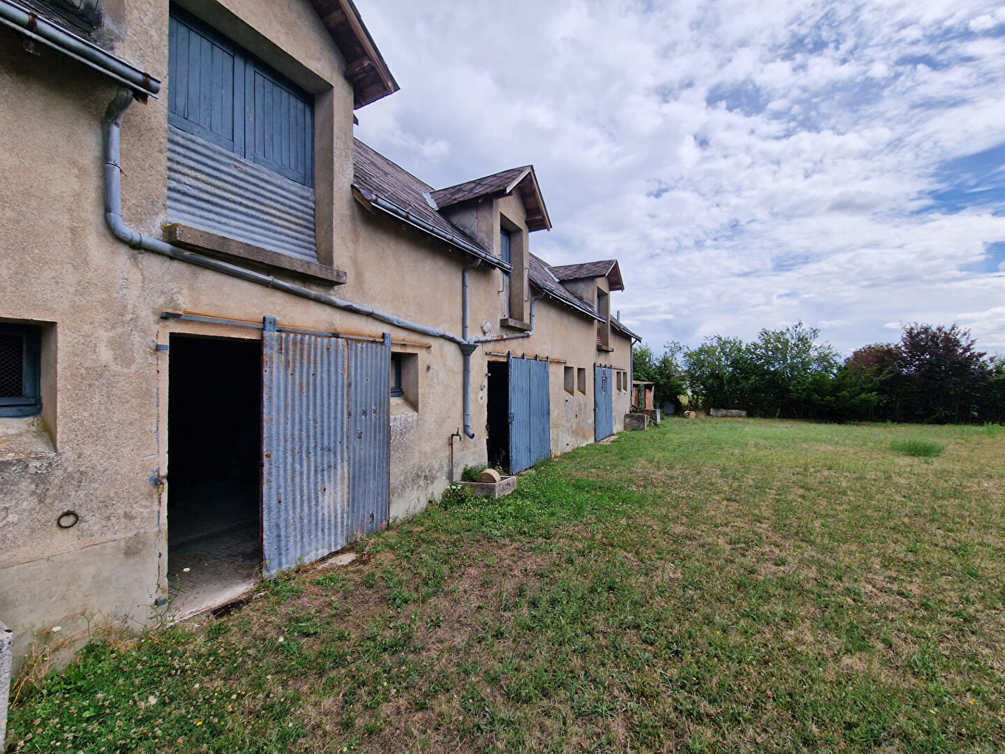 ENSEMBLE DE BATIS + ANCIENNE FERME