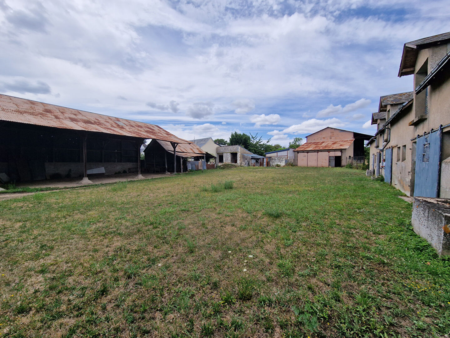 ENSEMBLE DE BATIS + ANCIENNE FERME