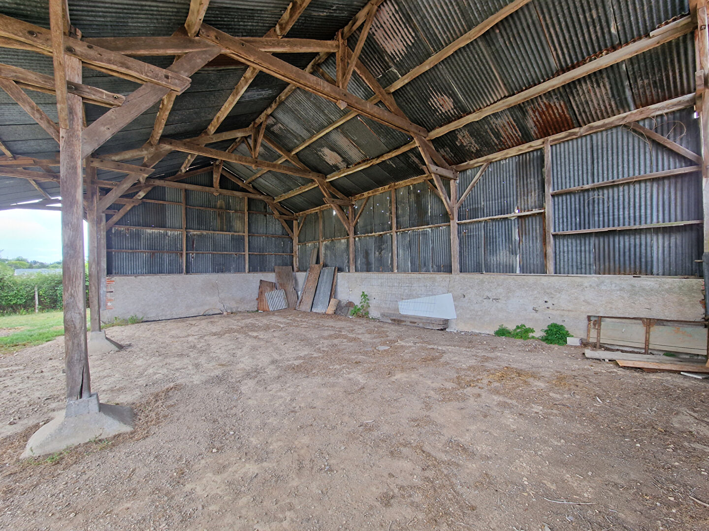 ENSEMBLE DE BATIS + ANCIENNE FERME