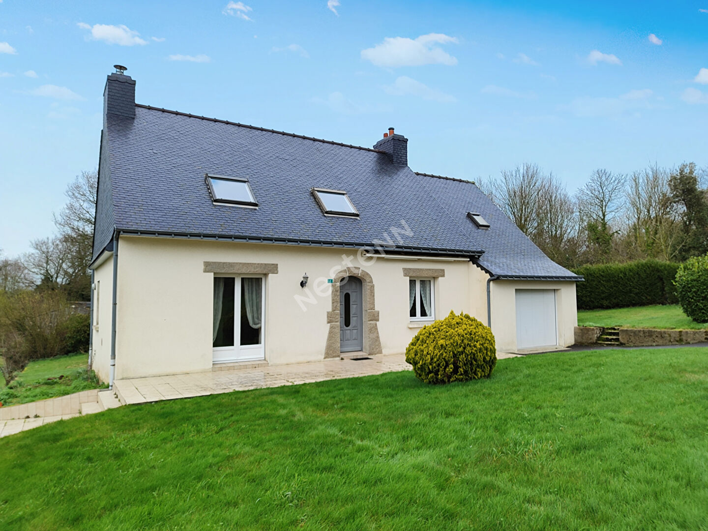 Maison a vendre a Saint Allouestre avec jardin