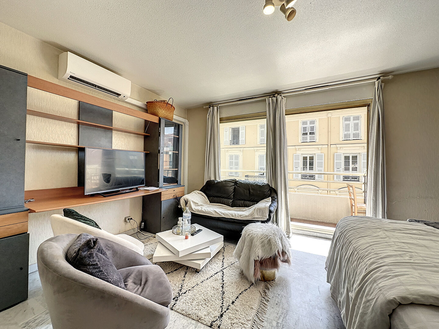PLACE DU PIN - NICE (06300) Appartement 1 piece de 28 m2 en etage eleve