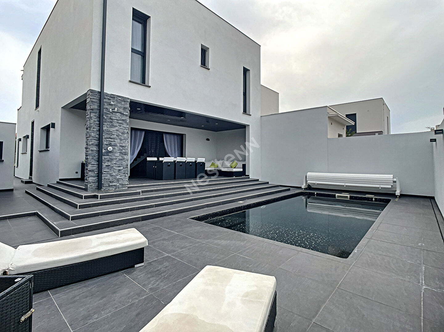 A VENDRE - TOULOUGES - Villa 3 faces - 3 chambres - Garage - Piscine