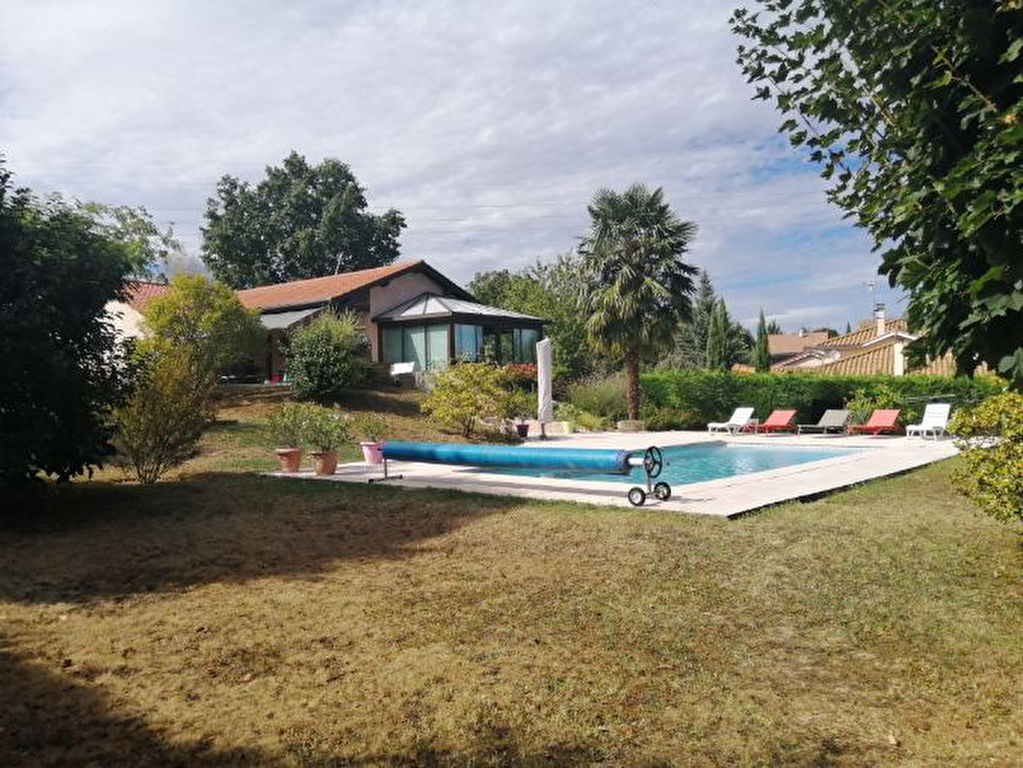Maison Perouges 5 pieces 130 m2 avec piscine