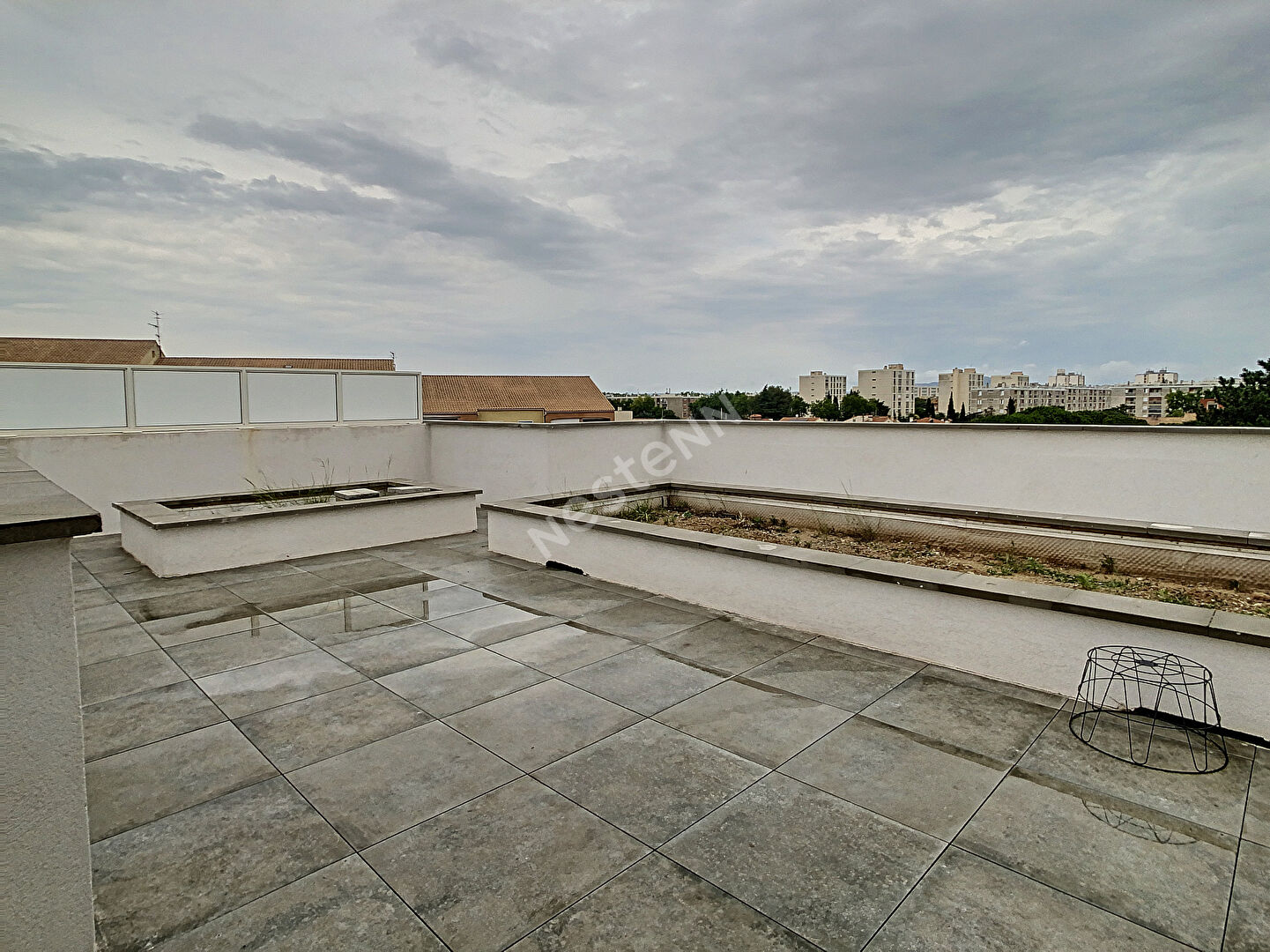 Appartement Miramas 3 pieces grande terrasse place privee parking securisee