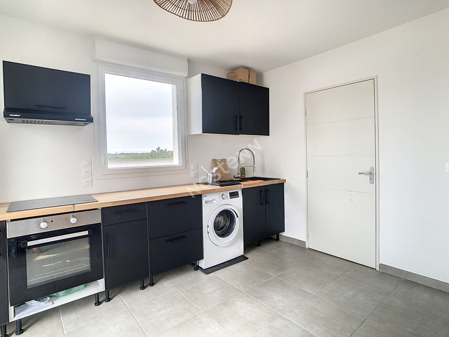 Appartement Miramas 3 pieces grande terrasse place privee parking securisee