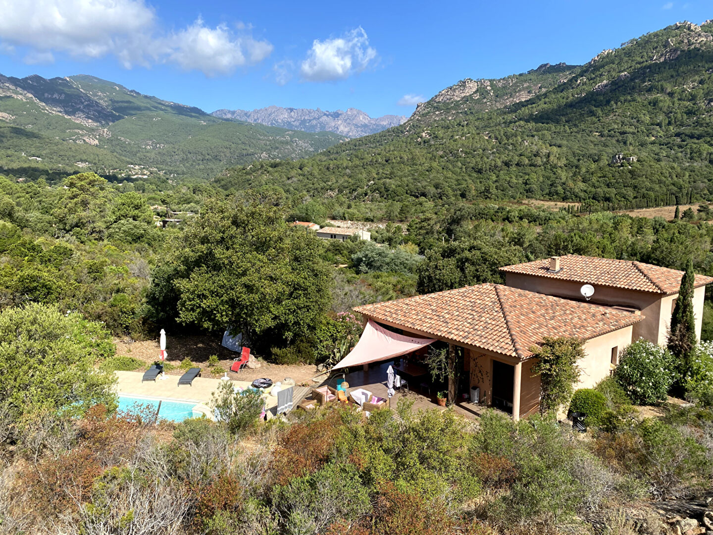 Maison avec piscine, jardin et terrain constructible ? Proximité ...
