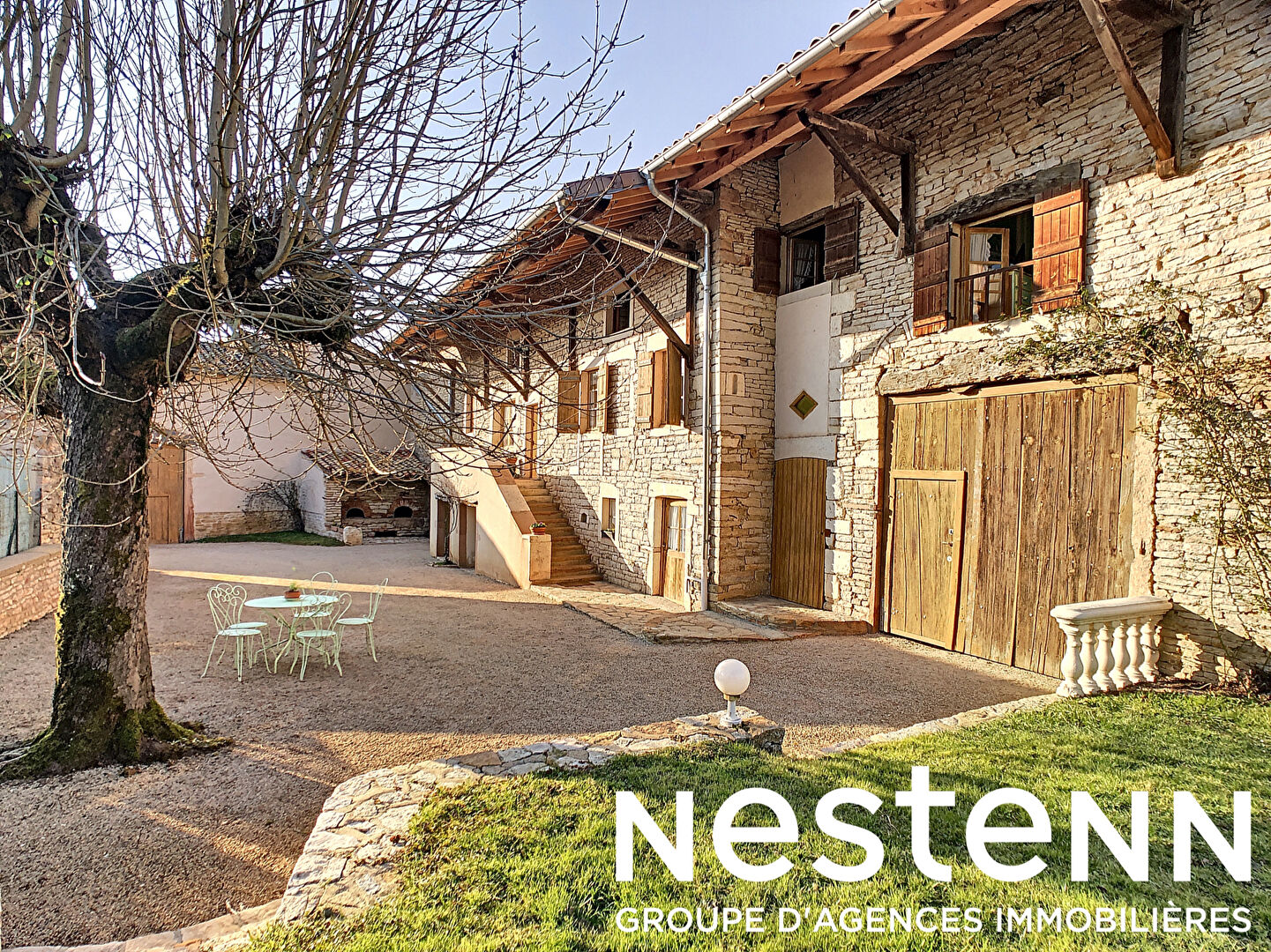 Maison en Pierres de 157m 2 avec dependances - 71260 Aze