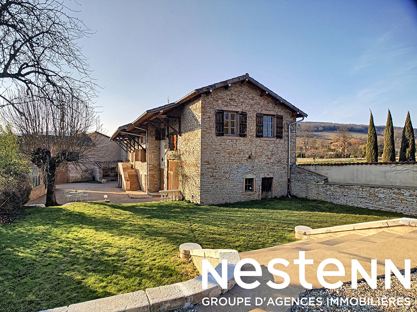 Maison en Pierres de 157m 2 avec dependances - 71260 Aze