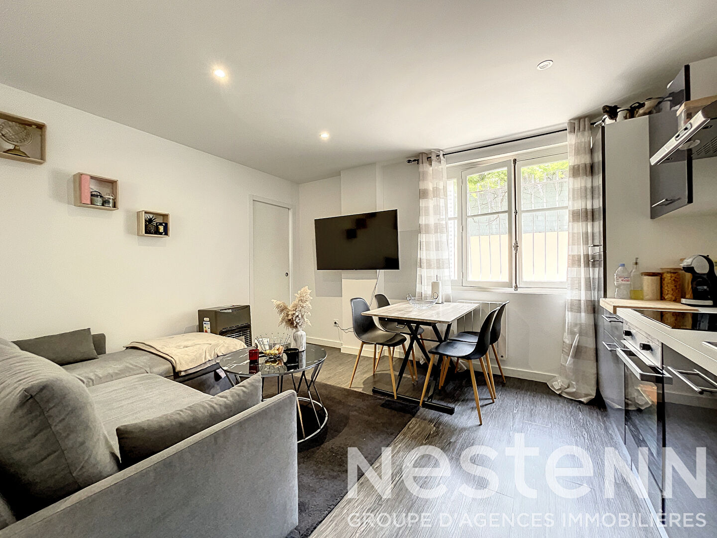 Appartement T1 Bis renove et moderne avec parking prive - 69500 BRON