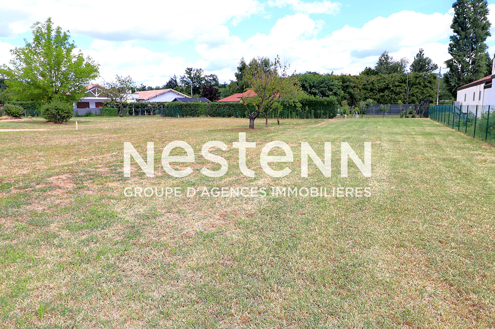 Terrain Constructible De 800m2 Environ 01570 Manziat