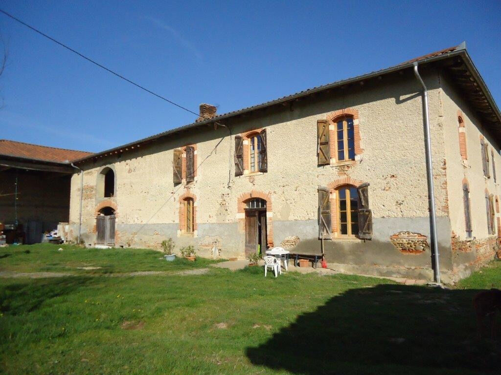 Ancienne ferme avec 5 chambres a la campagne du Pouy de Touges