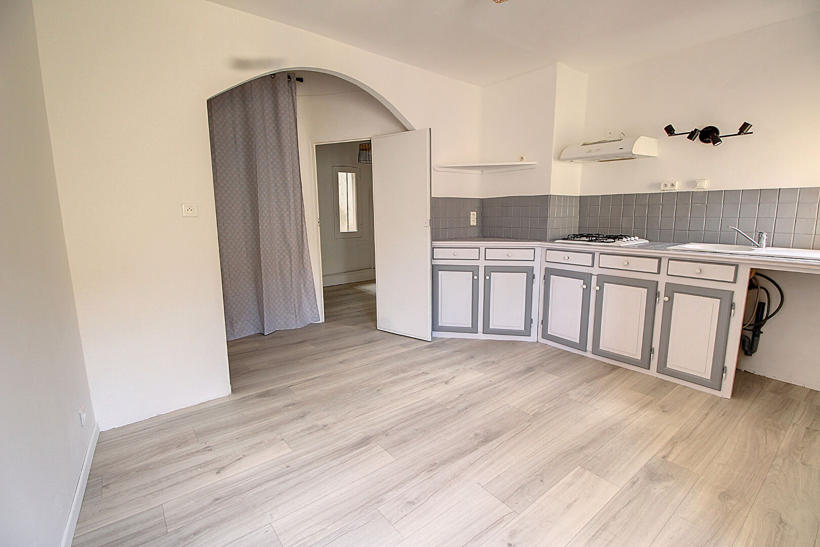 A VENDRE Studio T1 BIS - LUMINEUX - COTIGNAC - PROCHE VILLAGE - Parking ...