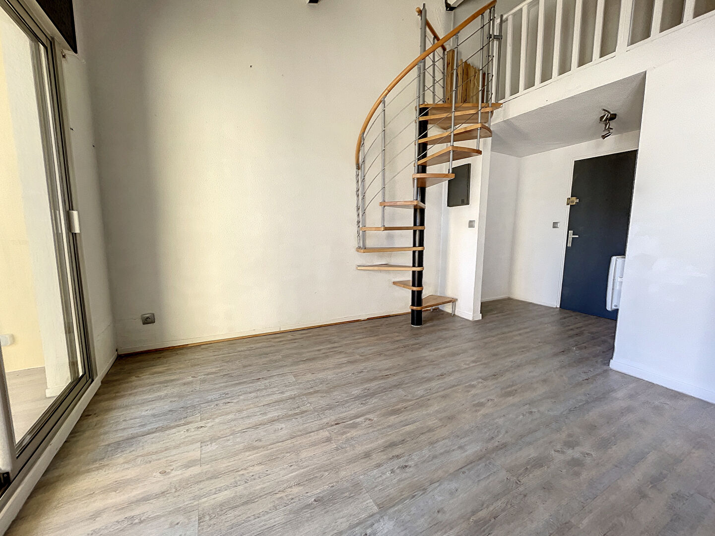 FREJUS APPARTEMENT DE T2 EN DERNIER ETAGE AVEC TERRASSE