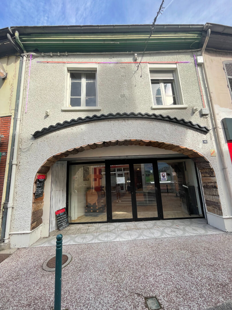 Immeuble avec local commercial + appartement