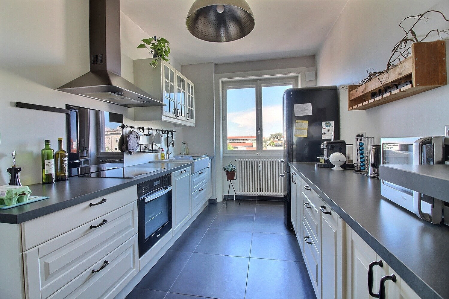 Appartement T3 en étage élevé lumineux avec balcon, garage et cave.