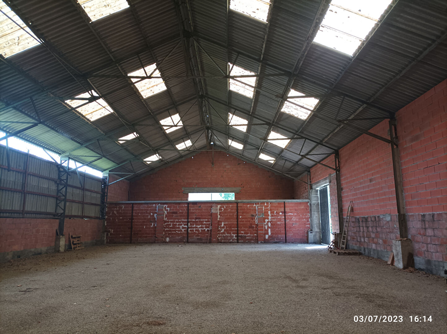 A VENDRE HANGAR + GARAGE + TERRAIN