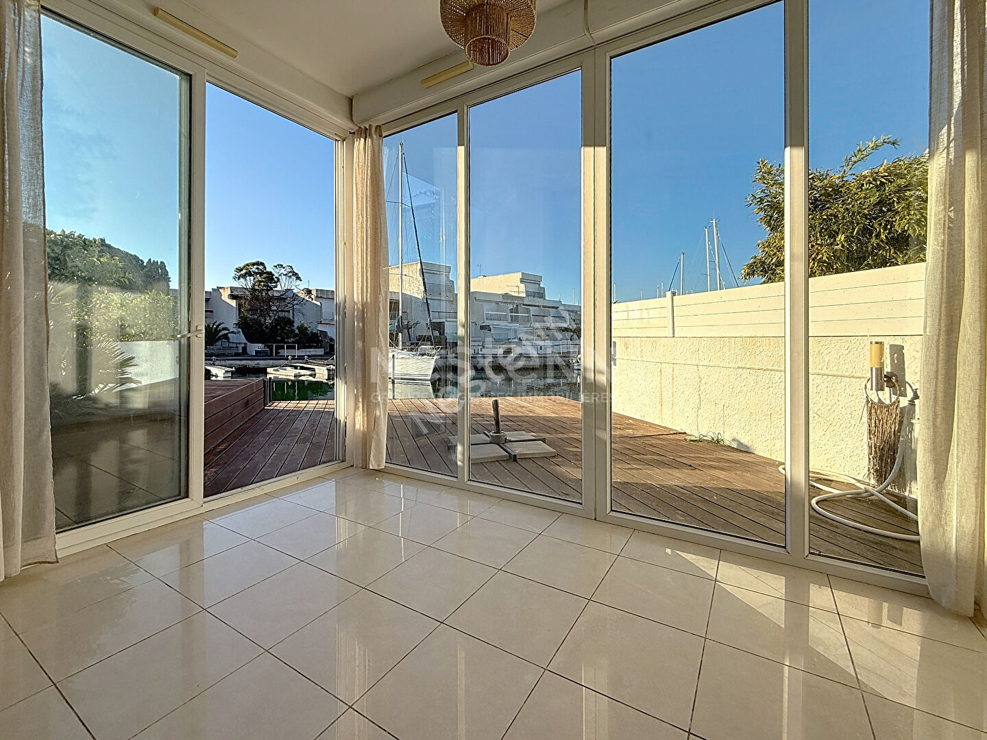 Marina Atypique de type P2 plus mezzanine de 59m2 environ avec ...